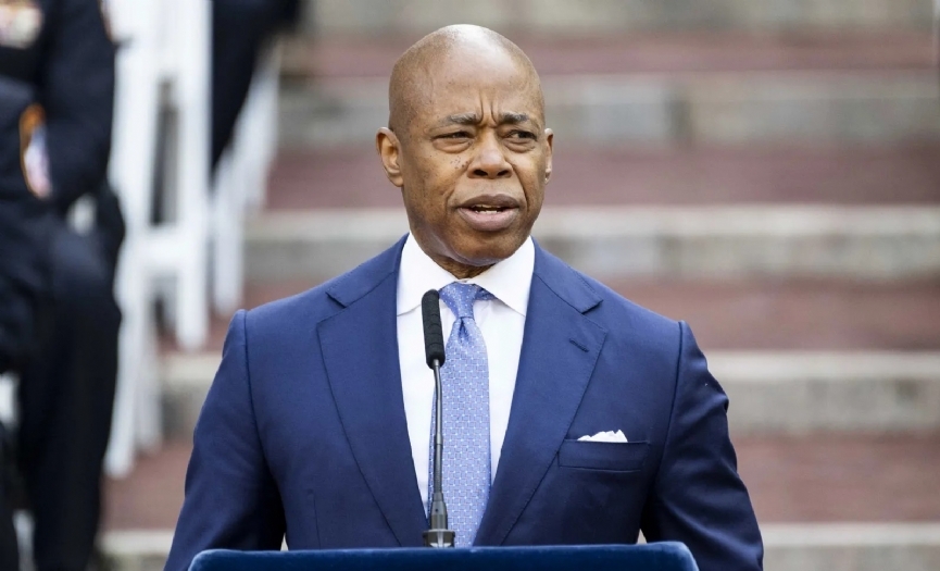 Adams, New York Belediye Başkanlığı yarışında kalacağını açıkladı ...